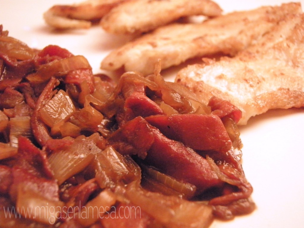 POLLO CON PIMIENTOS Y CEBOLLA [Picantito] - Migas en la mesa