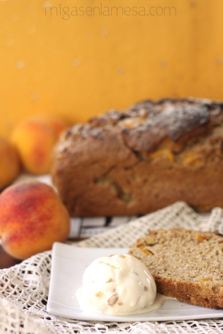 PAN DULCE INTEGRAL DE MELOCOTÓN [Azadas y regaderas] - Migas en la mesa