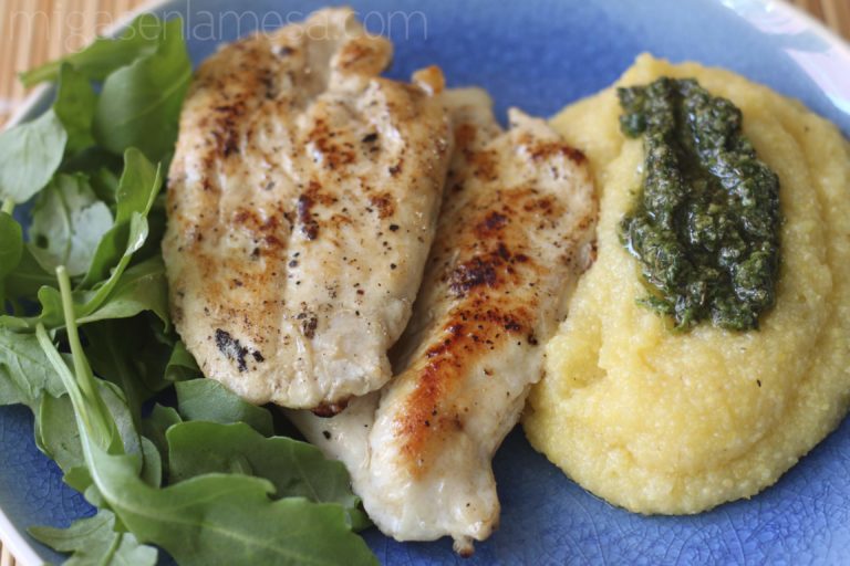 POLLO CON POLENTA Y PESTO [Rápido y superfácil] - Migas en la mesa